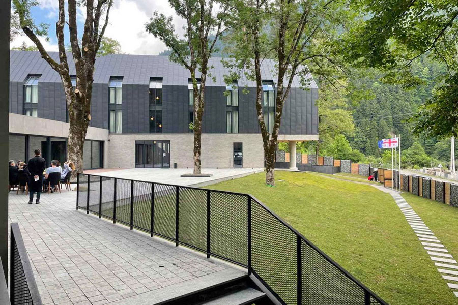 Manino Utsera Hotel, Racha