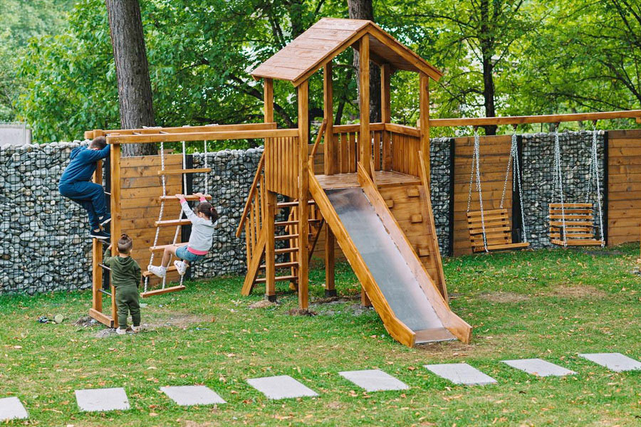 Manino Utsera Hotel, Racha